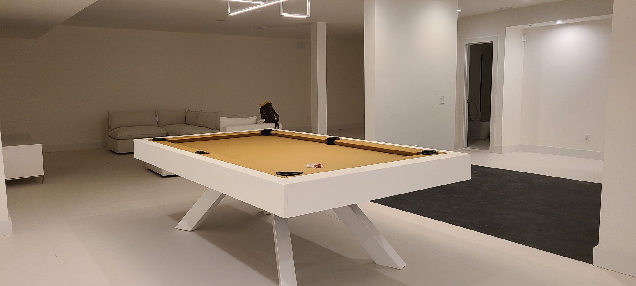 MODEL WHITE SPIDER POOL TABLE