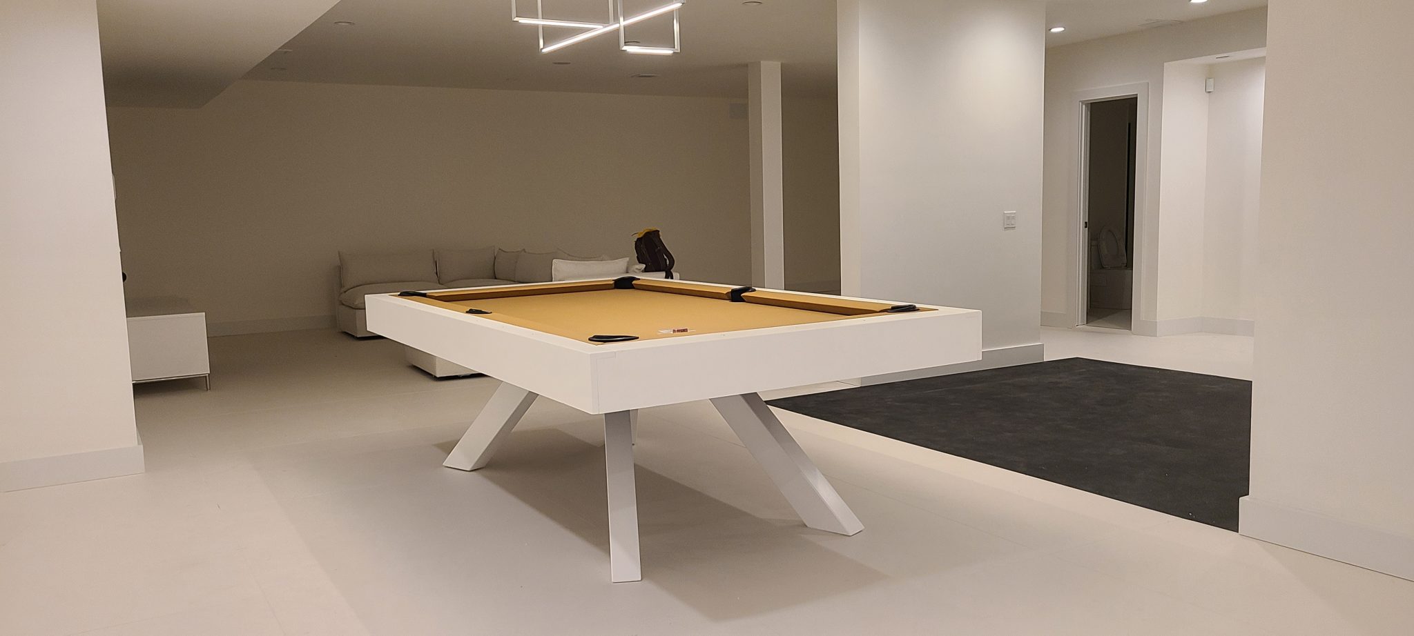 MODEL WHITE SPIDER POOL TABLE