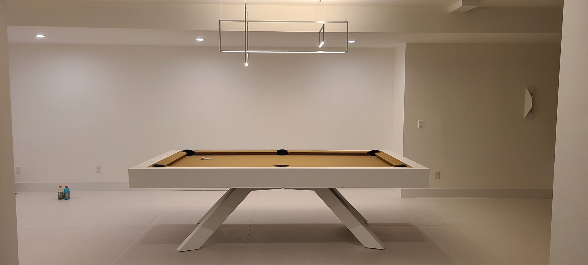 MODEL WHITE SPIDER POOL TABLE