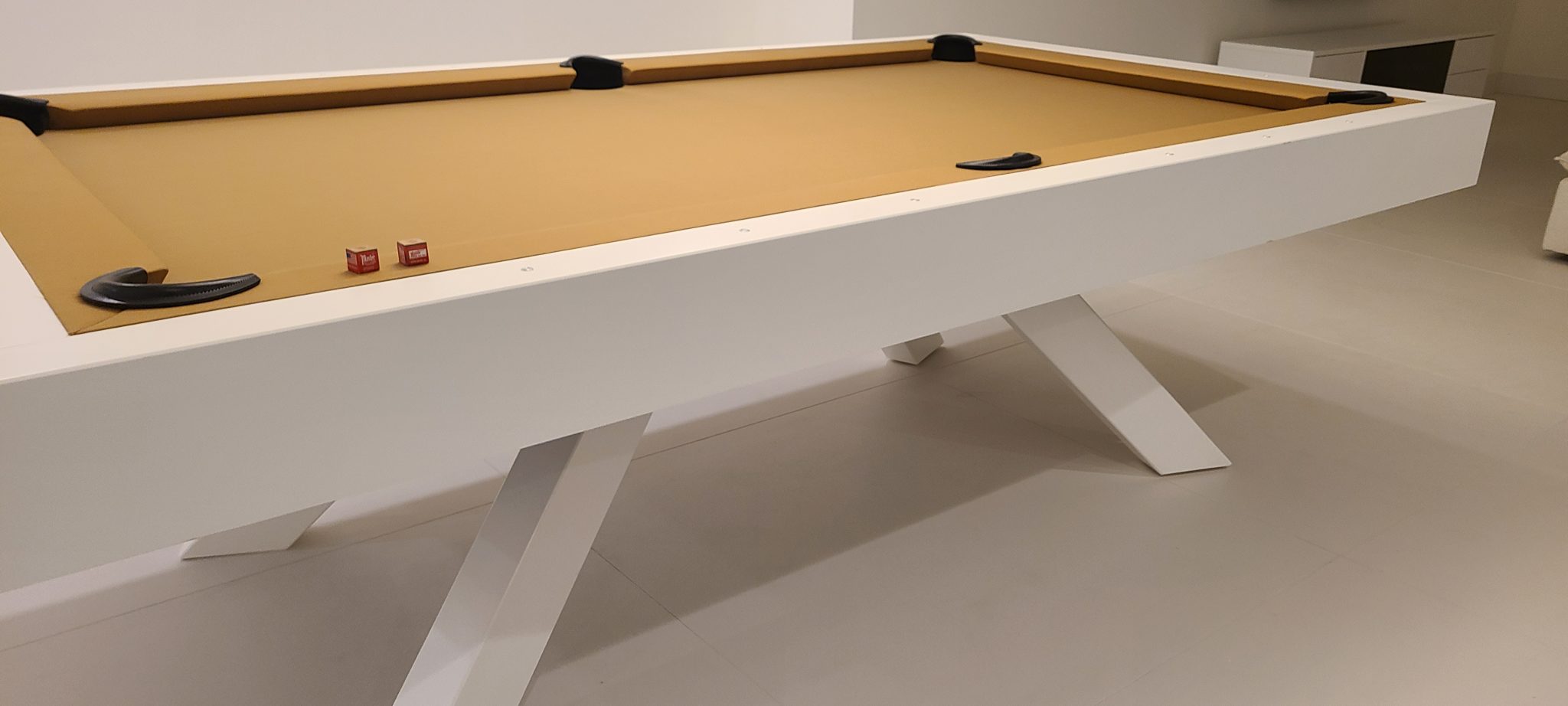 MODEL WHITE SPIDER POOL TABLE